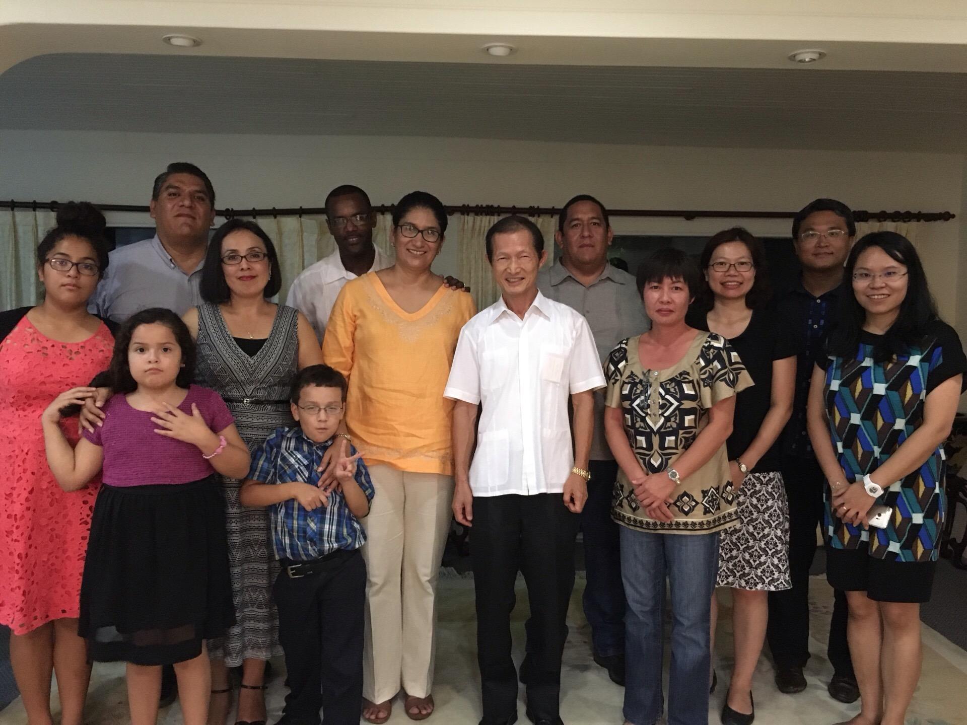 何大使9/23日在官邸晚宴國會議員Florencio Marin Jr.夫婦及家眷 - 駐貝里斯大使館 Embassy of the ...