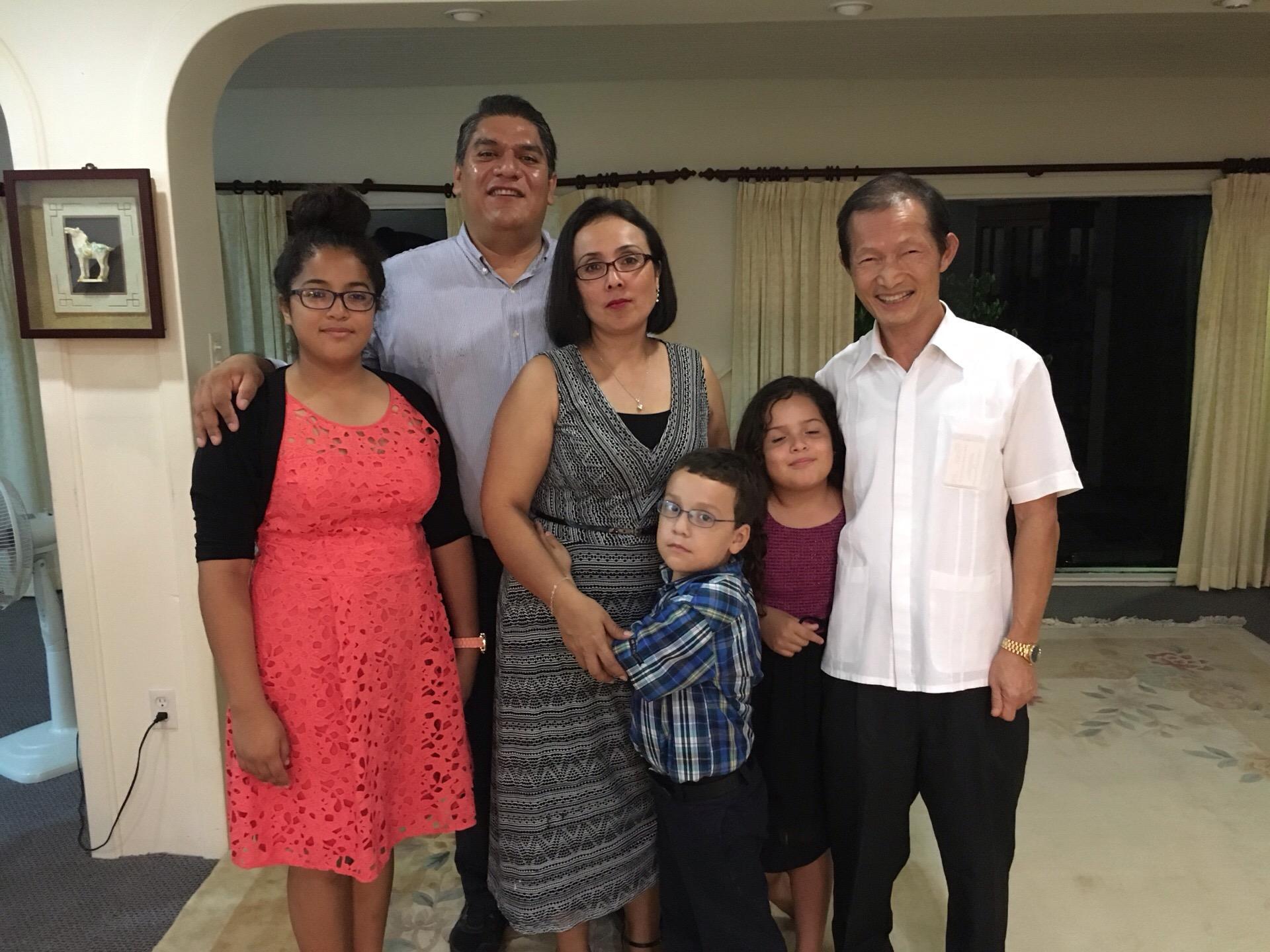 何大使9/23日在官邸晚宴國會議員Florencio Marin Jr.夫婦及家眷 - 駐貝里斯大使館 Embassy of the ...