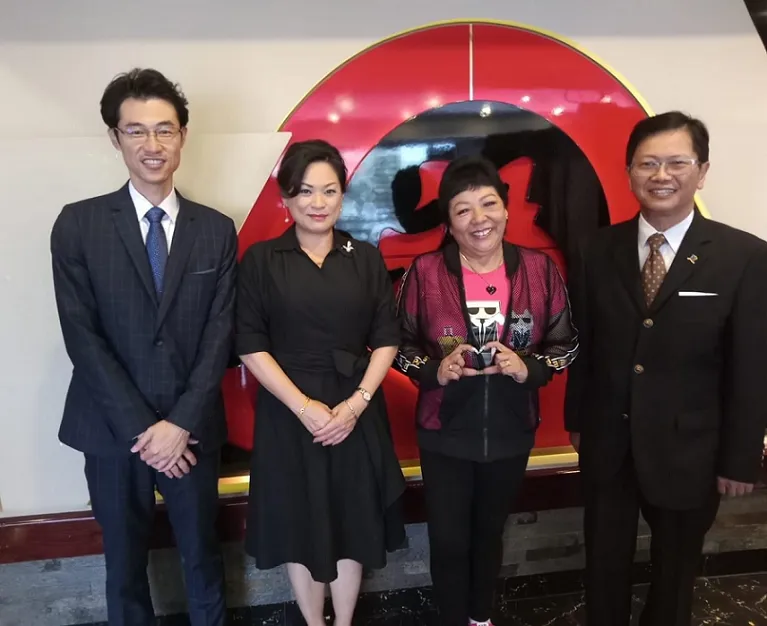 La representante Francisca Yu-Tsz Chang posa con Dra. Patricia Li ...