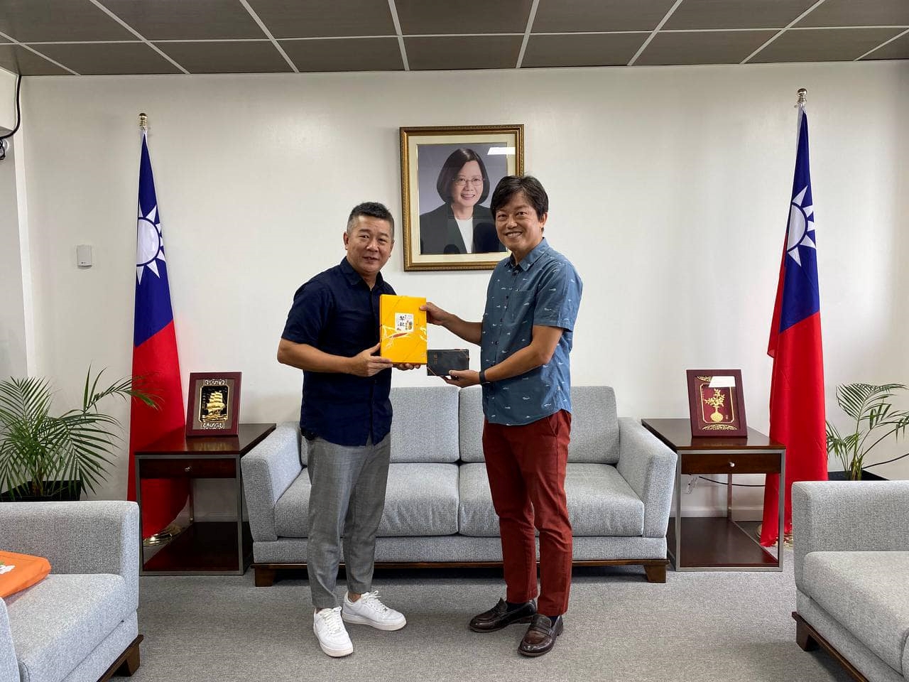 Themed Travel Dept. Director Tim Huang, Office... - Taipei Economic and ...